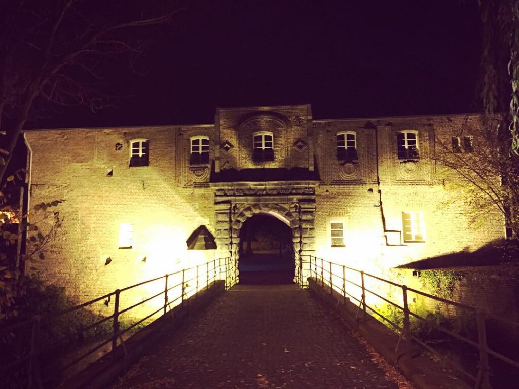 Schloss Rheydt beleuchtet – MG anders sehen